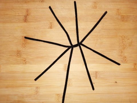 How to make easy pipe cleaner spiders - Hope Blog